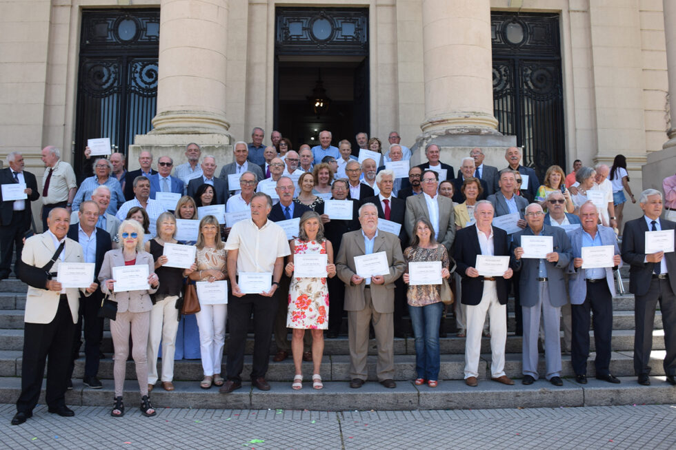 El Colegio de Médicos homenajeó a médicas y médicos a 50 años de su ...